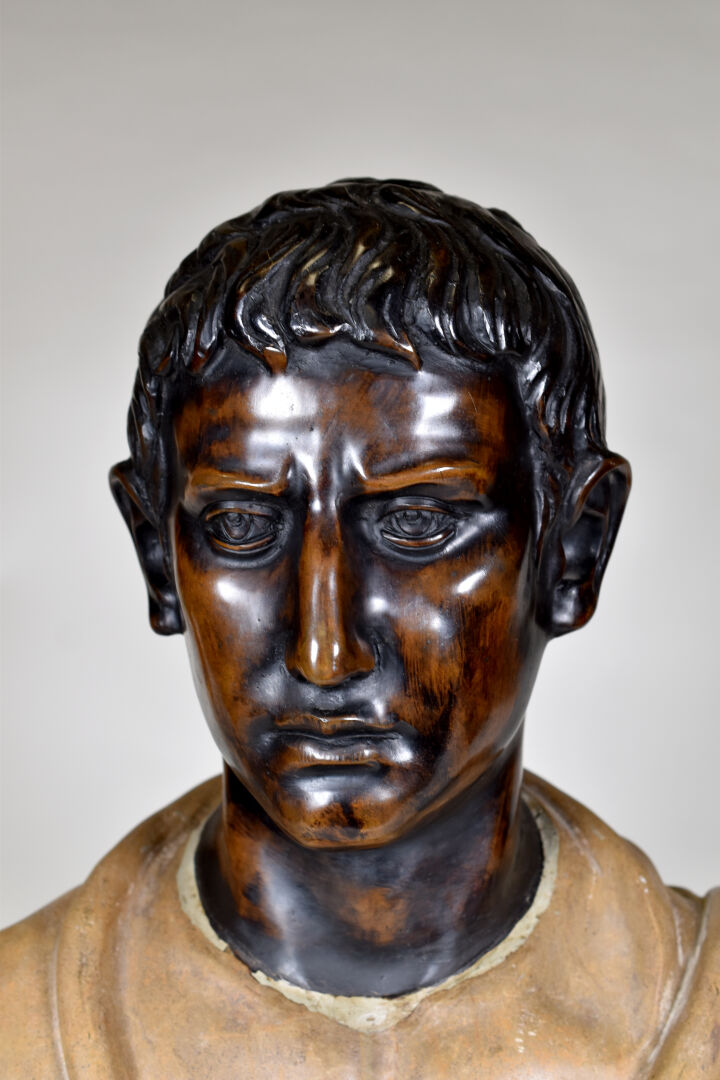 Buste d'empereur romain, la tête en bronze, le torse en pierre sculptée ...