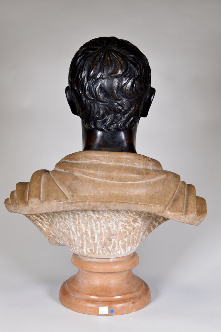 Buste d'empereur romain, la tête en bronze, le torse en pierre sculptée ...
