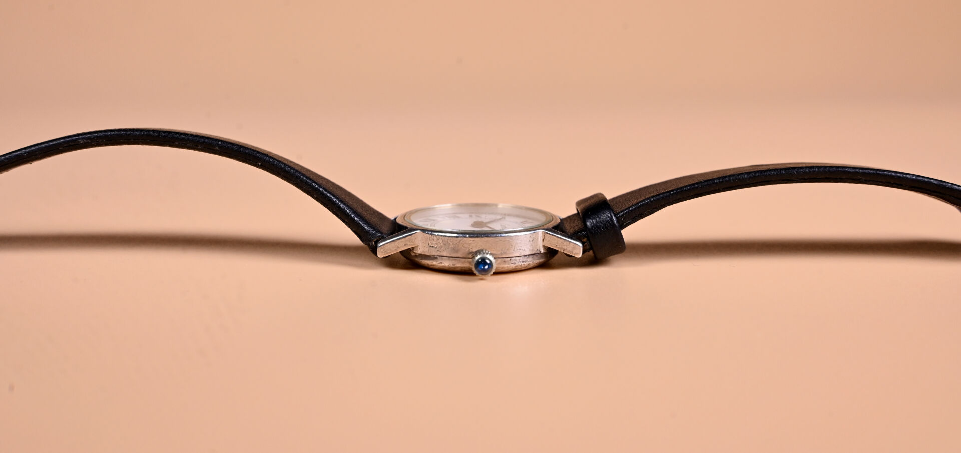 CARTIER LADY SOLO. Montre à boitier rond en argent 925/1000e. Cadran à ...