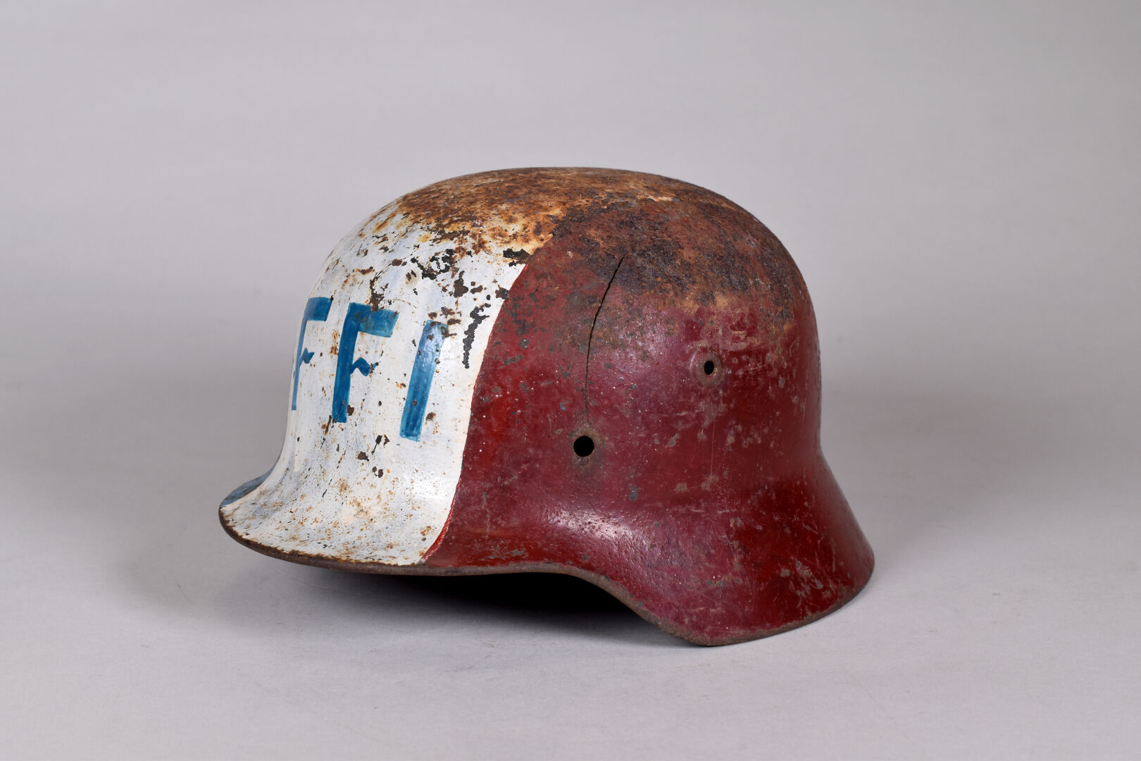 Casque allemand modèle 1940. Repeint anciennement aux couleurs ...
