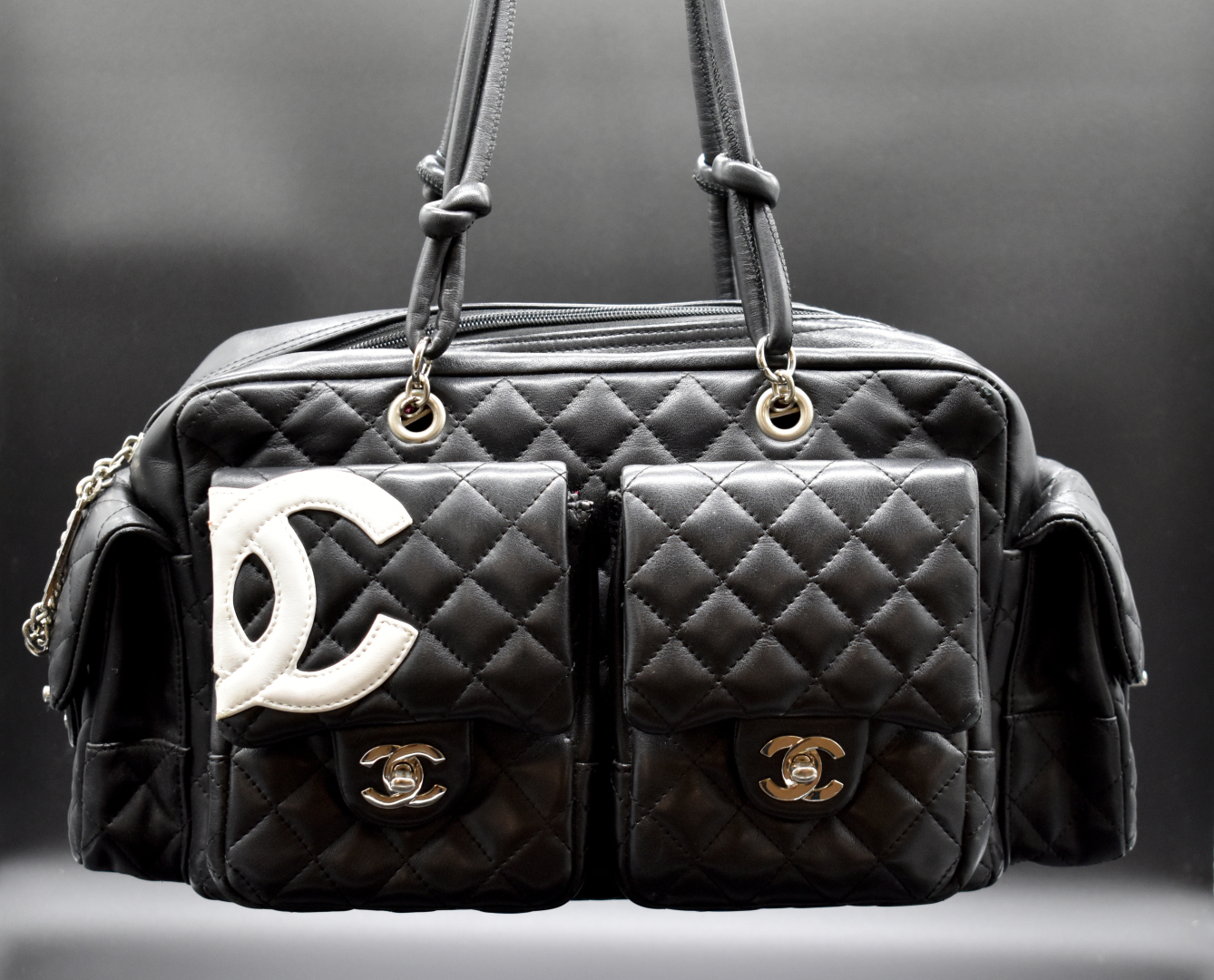 CHANEL. Sac à main modèle "Reporter Cambon" en cuir d'agneau matelassé ...