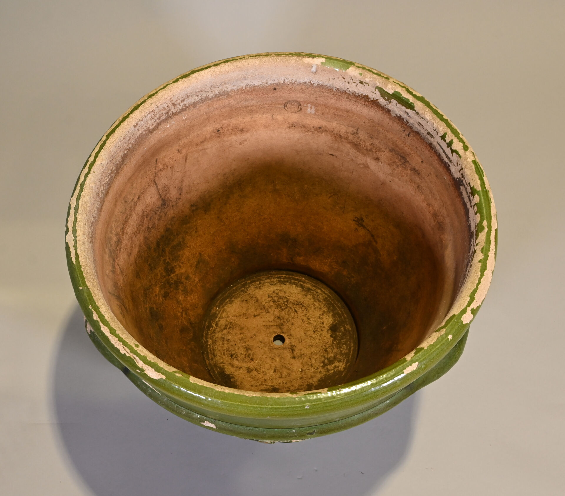 CLAROUS. Cache-pot en céramique émaillée vert à décor de fleurs (usures ...