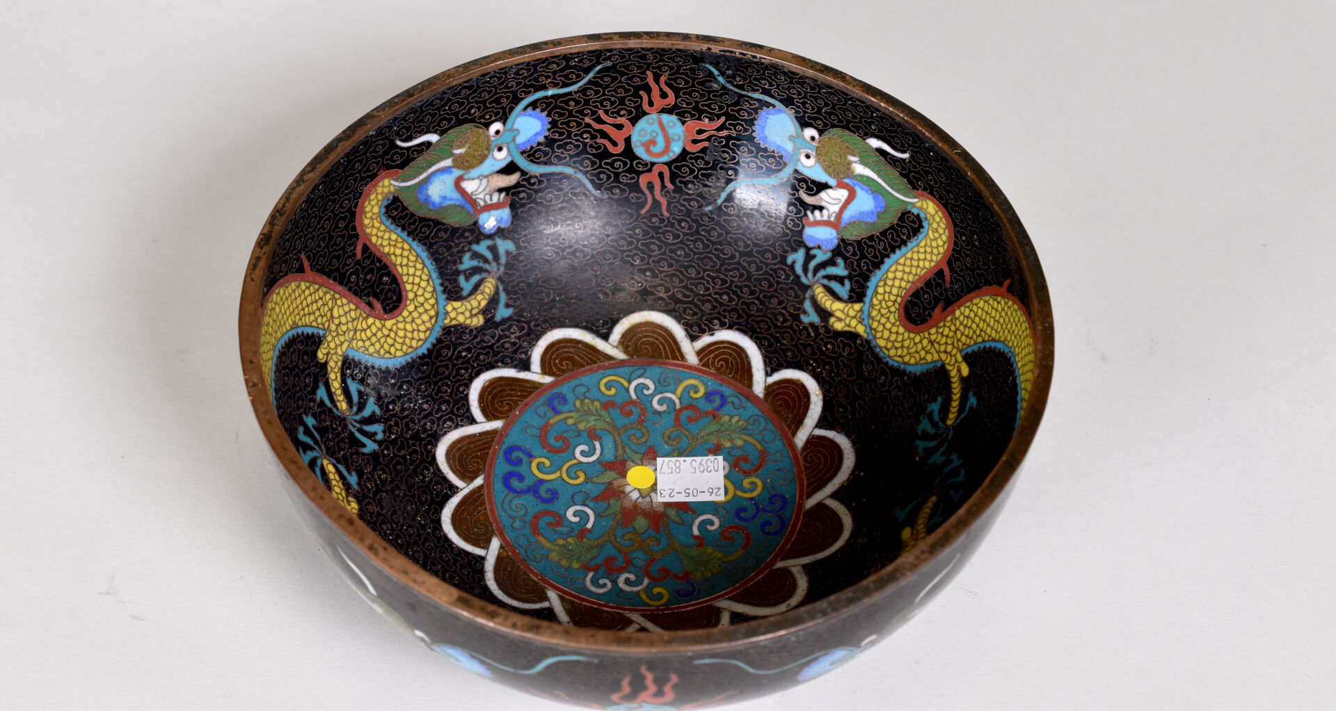 Coupe sur piédouche en métal à décor en émaux cloisonnés de dragons à ...