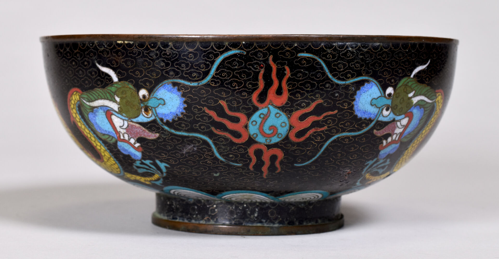 Coupe sur piédouche en métal à décor en émaux cloisonnés de dragons à ...
