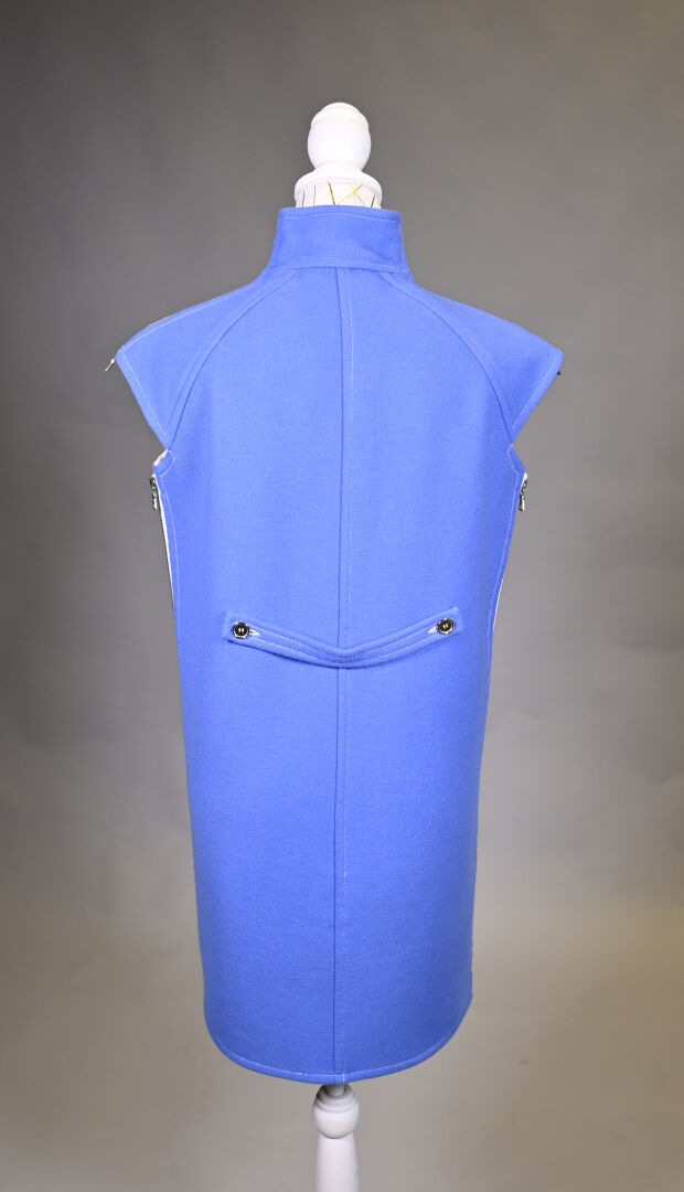 COURREGES. Robe trapèze sans manche en laine et angora bleu indigo et ...