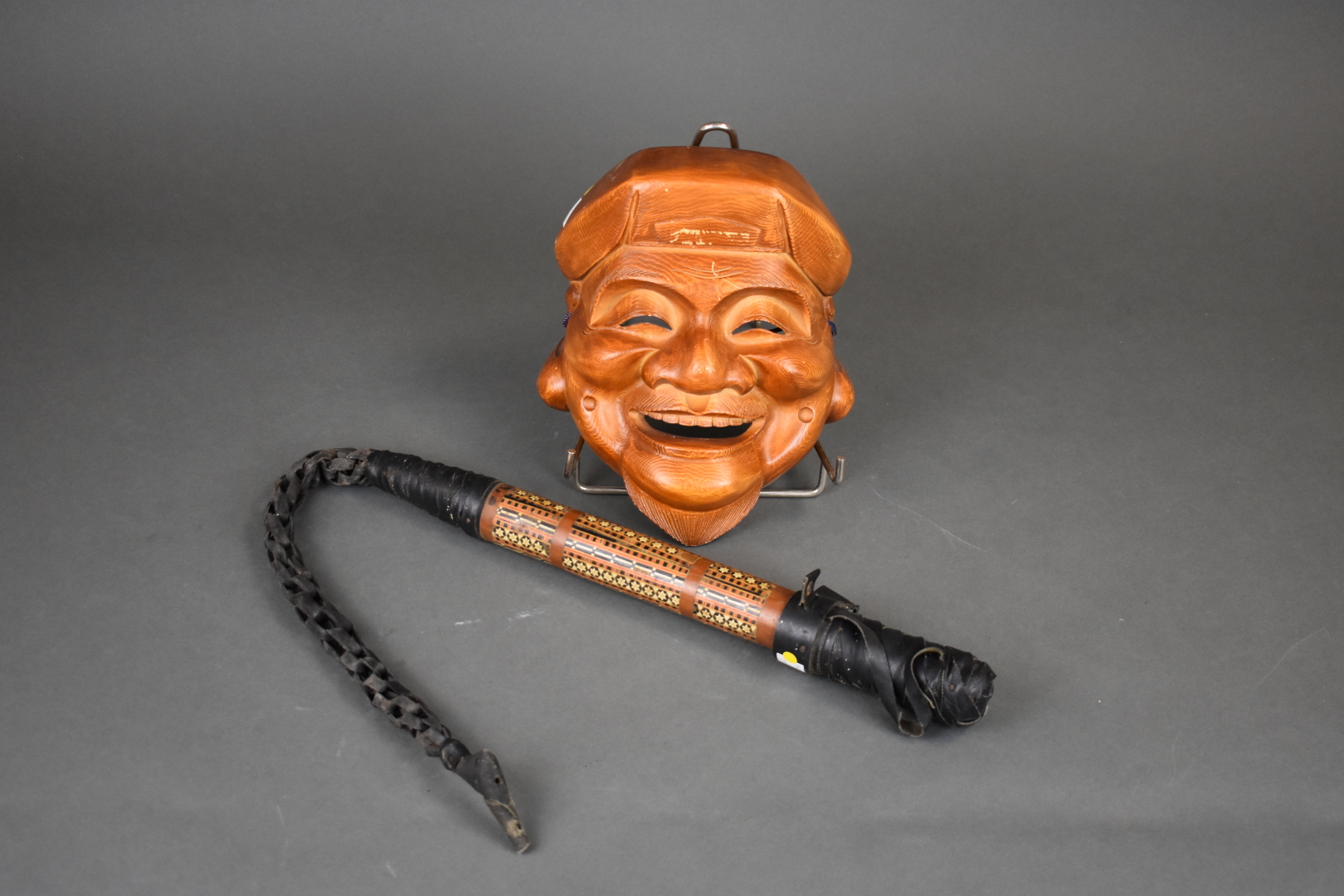 Cravache à chameau en cuir et bois à décor marqueté dans le goût Syrien ...