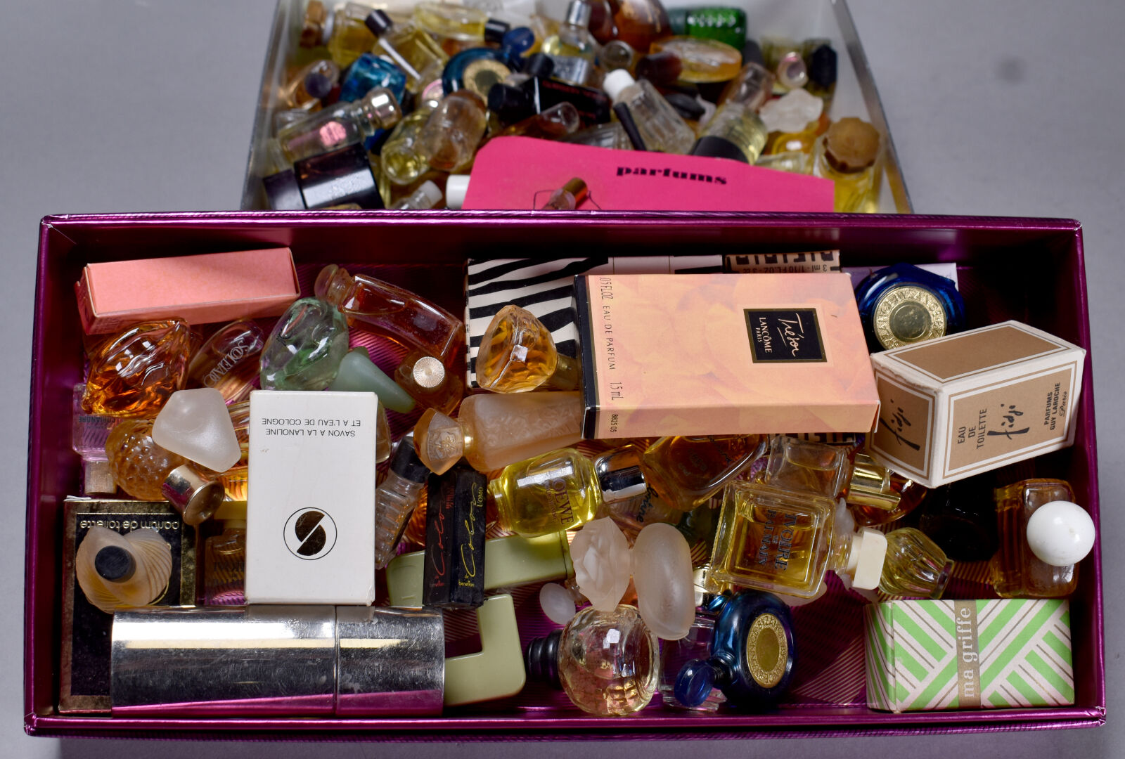 DIVERS PARFUMEURS - (Années 1990) Assortiment d'environ 70 diminutifs ...