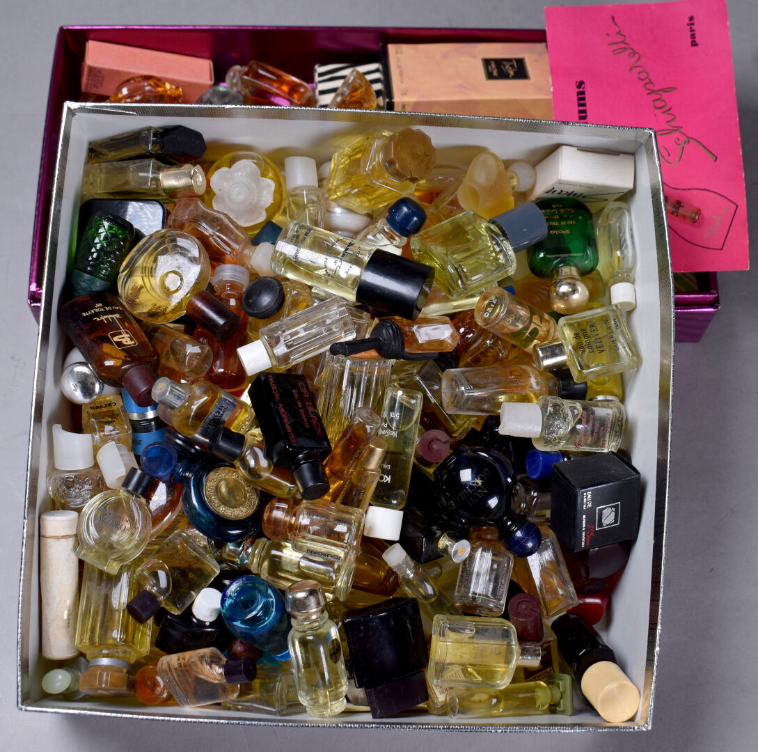 DIVERS PARFUMEURS - (Années 1990) Assortiment d'environ 70 diminutifs ...