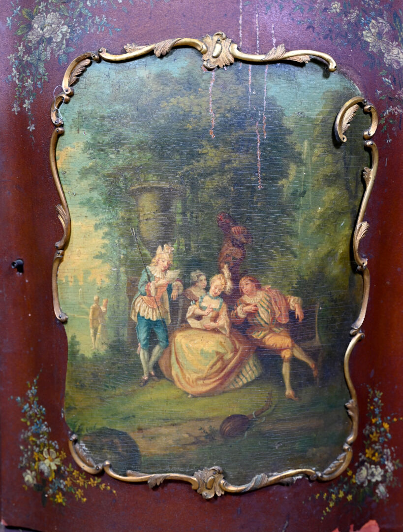 Encoignure en bois laqué façon verni martin. La porte à décor peint d ...