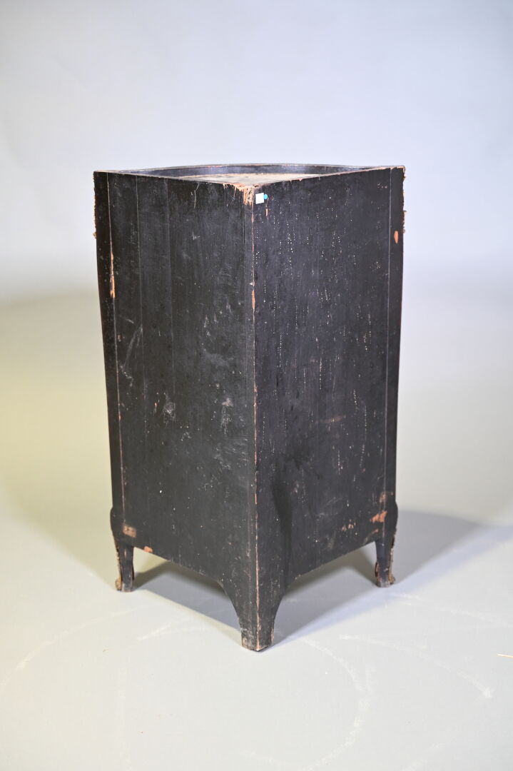 Encoignure en bois laqué façon verni martin. La porte à décor peint d ...