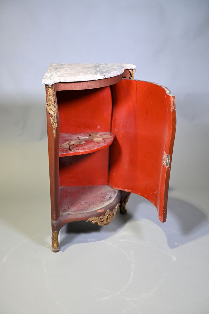Encoignure en bois laqué façon verni martin. La porte à décor peint d ...