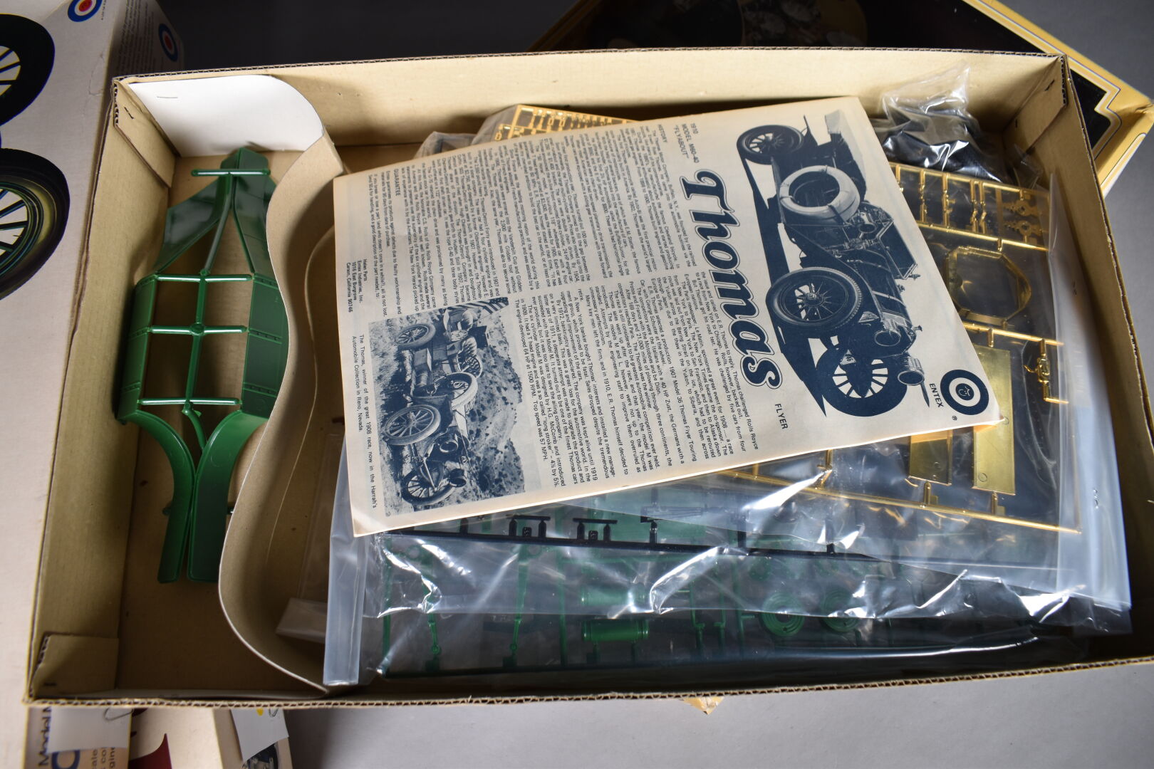 Ensemble de 3 modèles réduits de véhicules à monter soit BANDAI, REVELL ...