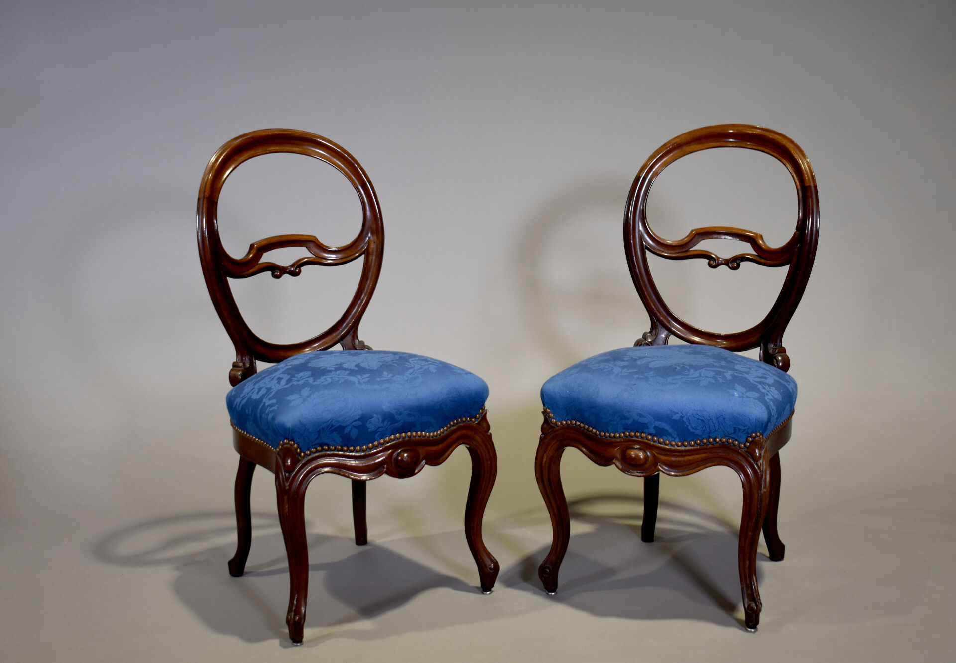 Ensemble de petits meubles soit une paire de chaises en acajou mouluré ...