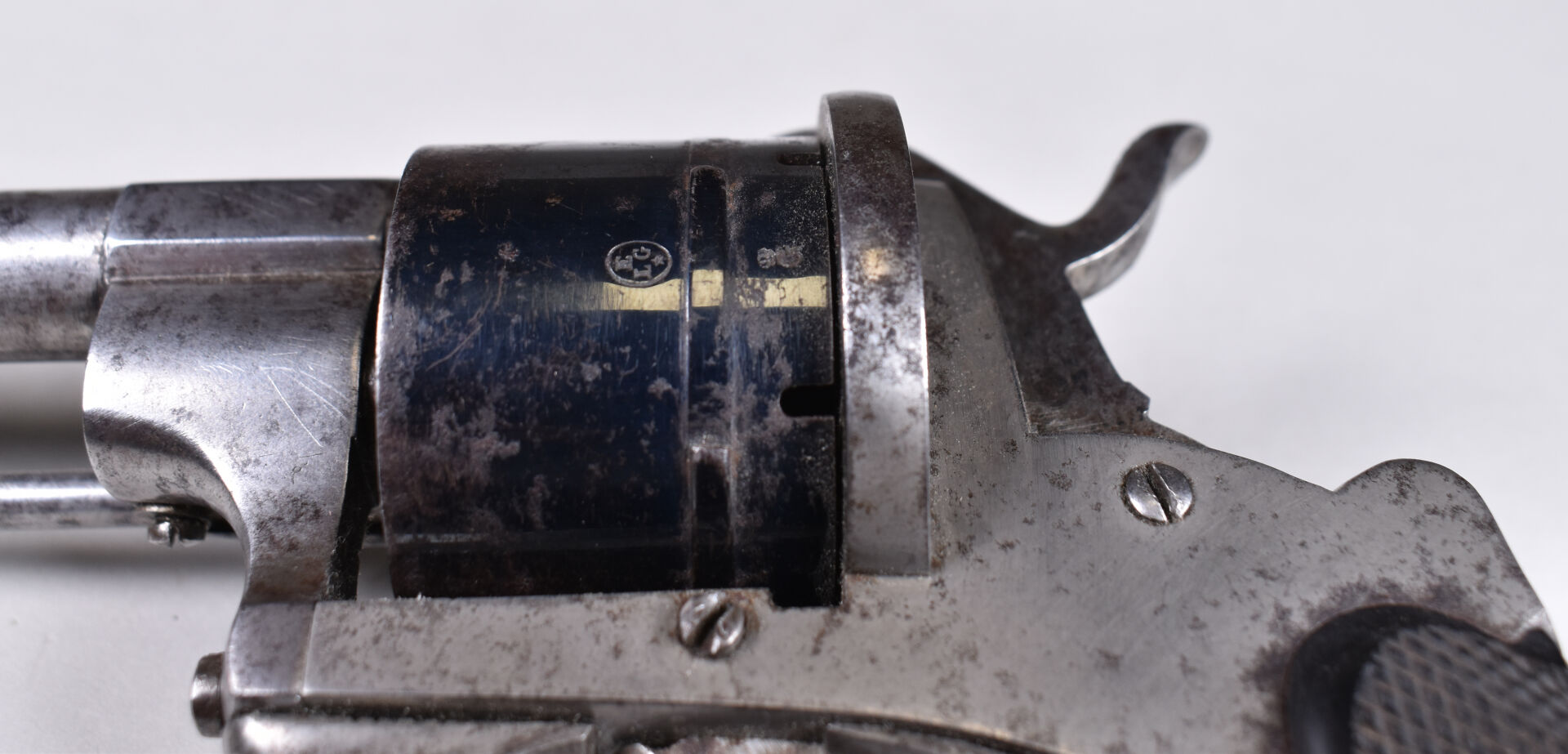 Grand revolver système Lefaucheux, calibre 12 mm. à broche. Canon ...