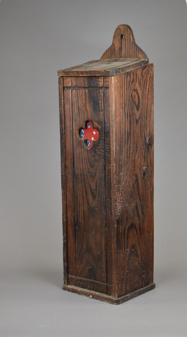 Huche à pain murale rustique. - Enchères Occitanes - Marylou Combalier