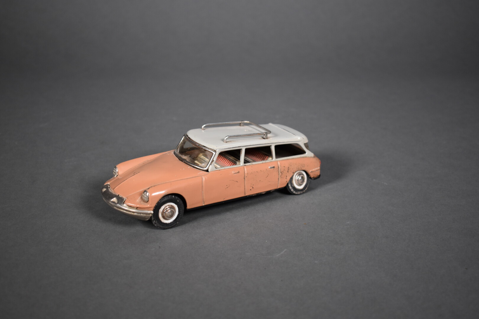 JOUSTRA. Modèle réduit de CITROEN DS en métal (usures). Long. : 20,5 cm ...