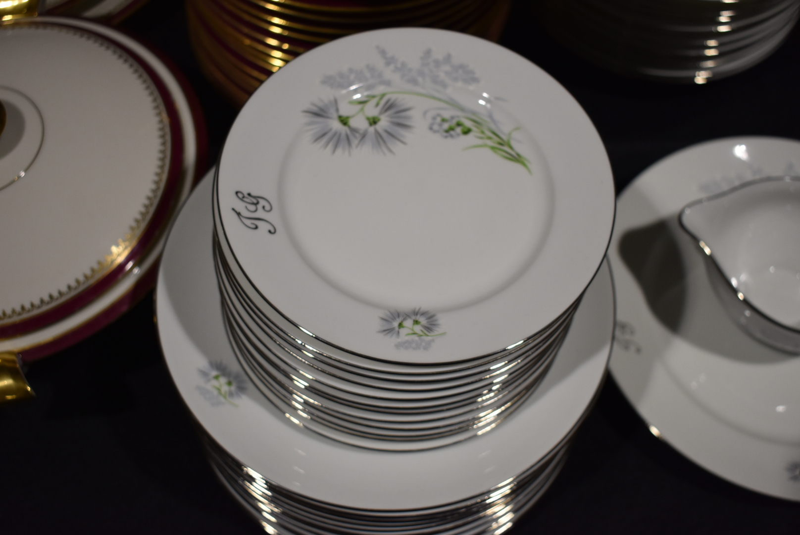 LIMOGES. Service de table en porcelaine à décor en gris et argent de ... LIMOGES. Service de table en porcelaine à décor en gris et argent de ...