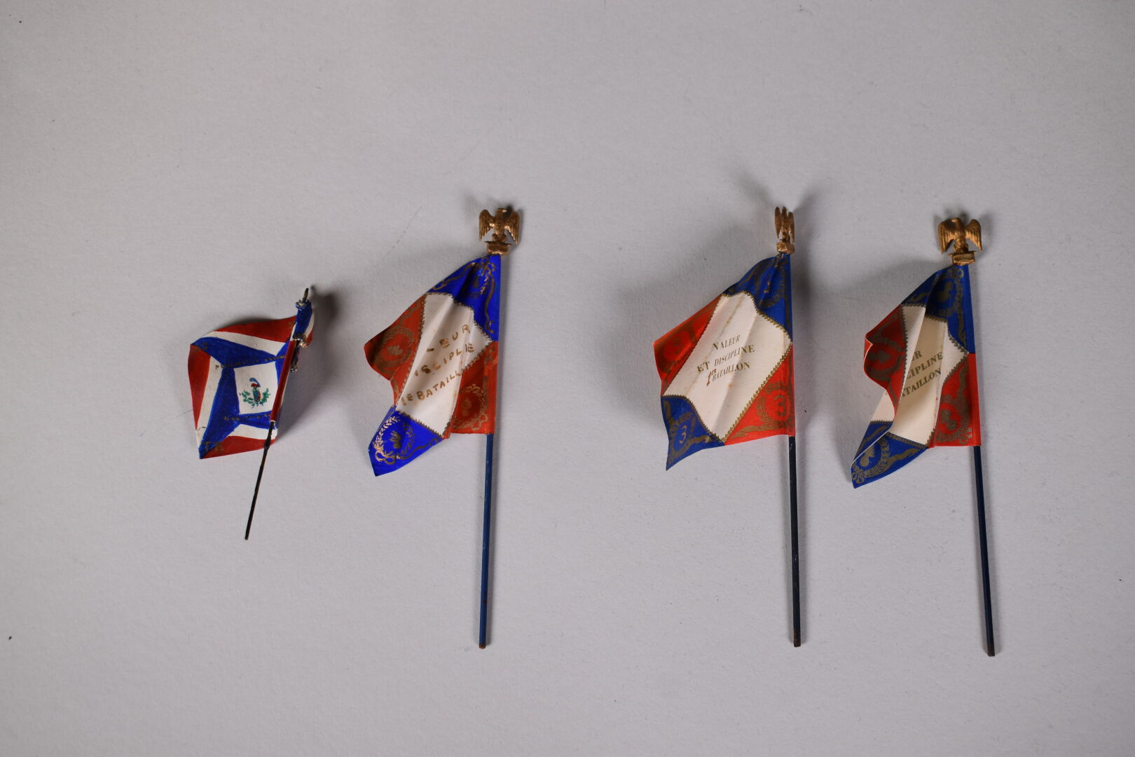 Lot de 7 figurines et 4 drapeaux du 1er Empire issus de fabrications ...