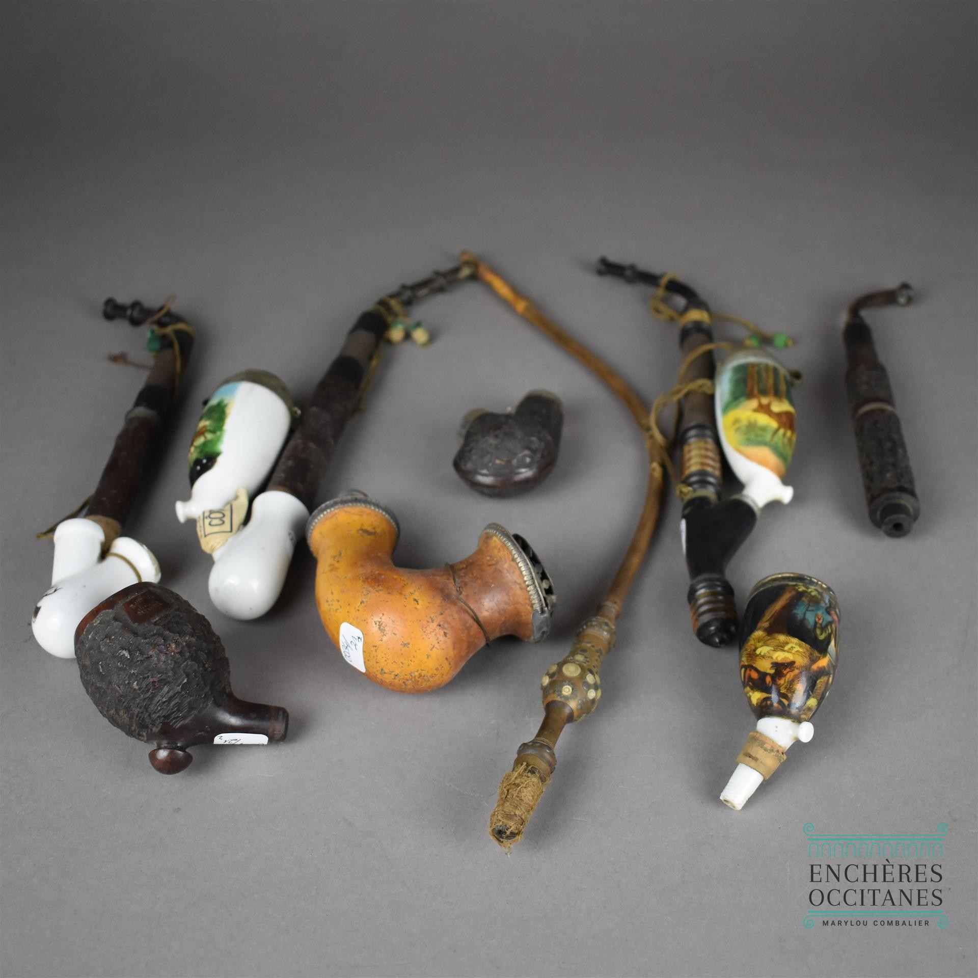 Lot de pipes et de fourreaux en porcelaine et bois (Fôret Noire et ...