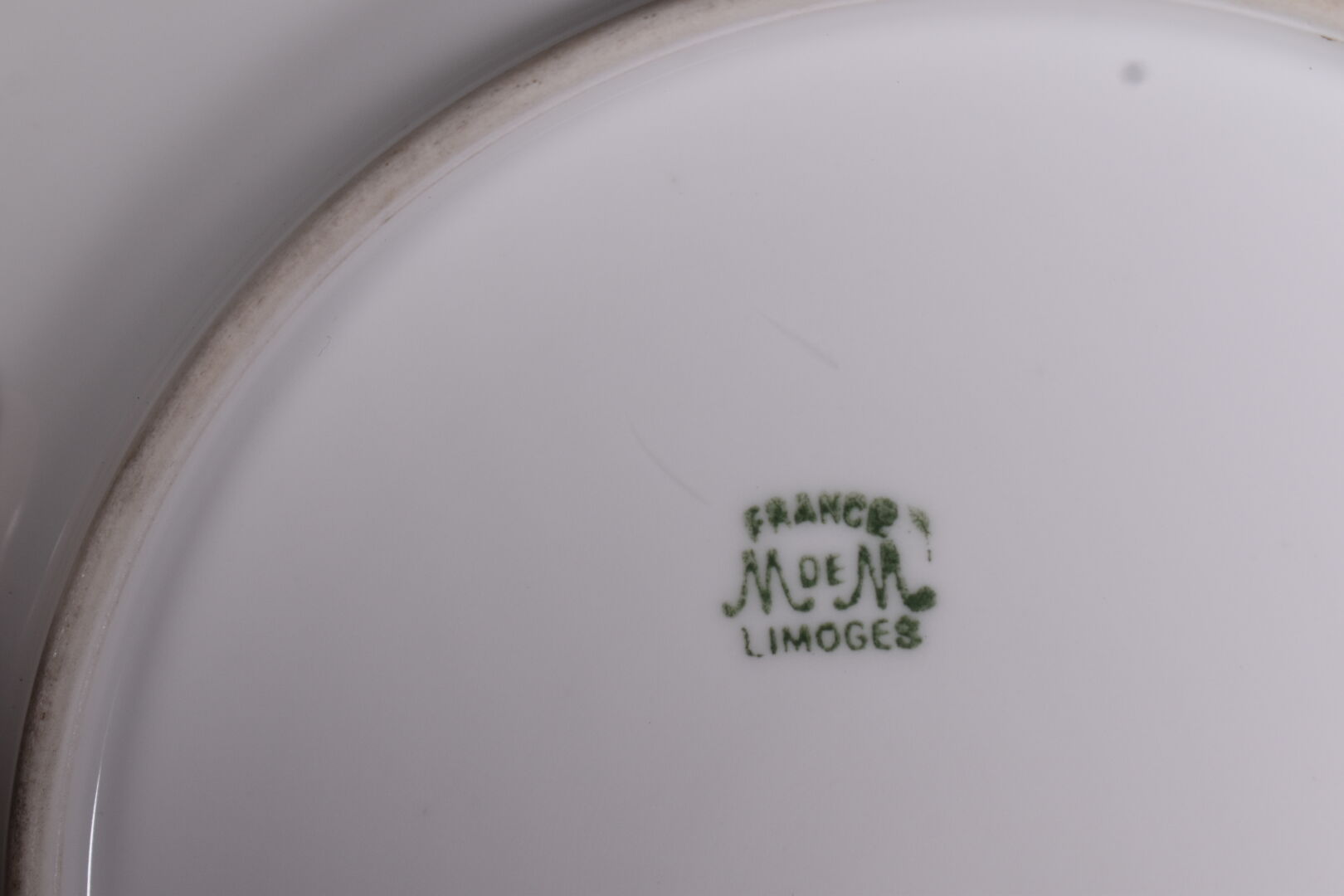 M DE M Limoges. Partie de service de table en porcelaine blanche et ...