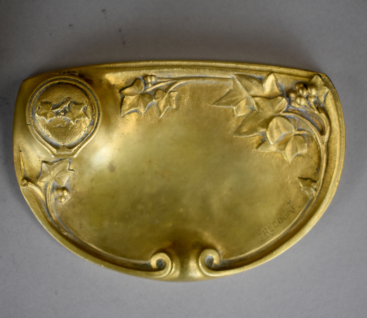 Maurice FRECOURT (1890-1961). Encrier en bronze doré à décor en relief ...