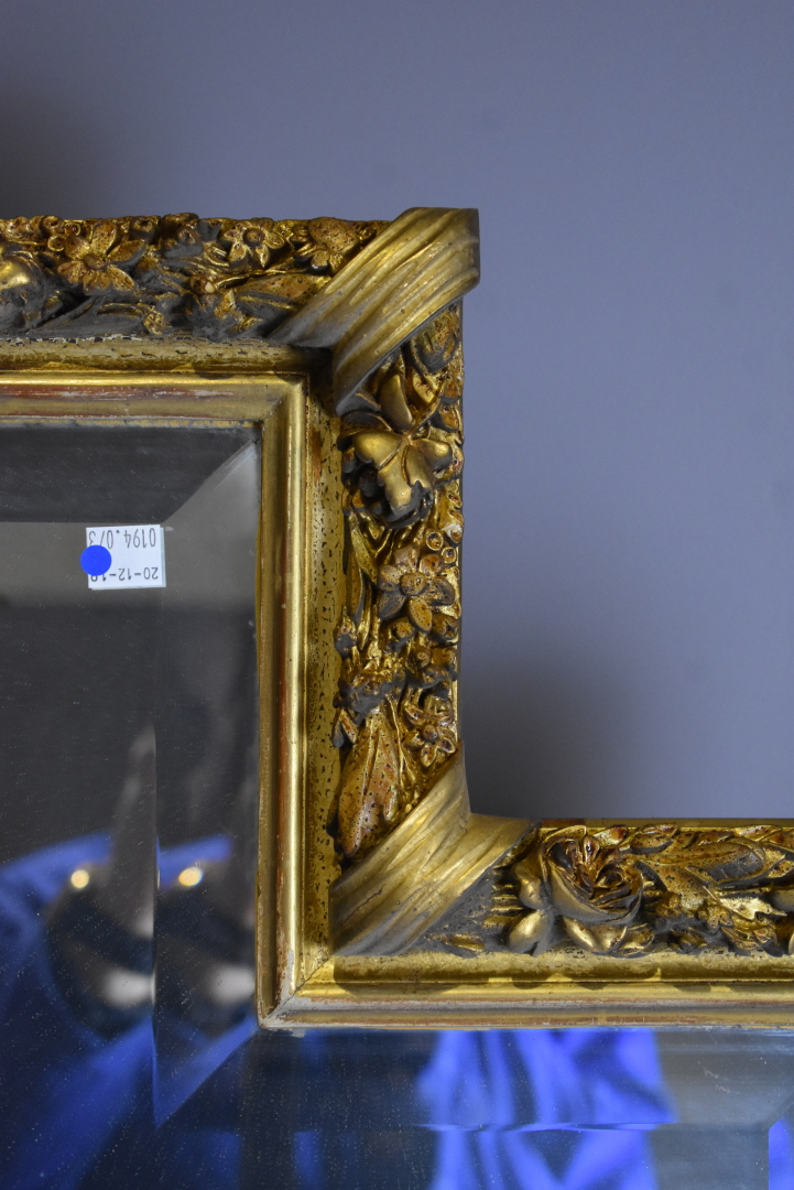 Miroir en forme cruciforme en bois sculpté doré à décor d'une guirlande ...