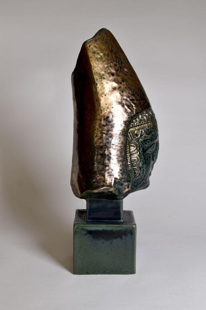 MOUGIN - NANCY. Tête coiffée en grès émaillée vert et or. Marquée au ...