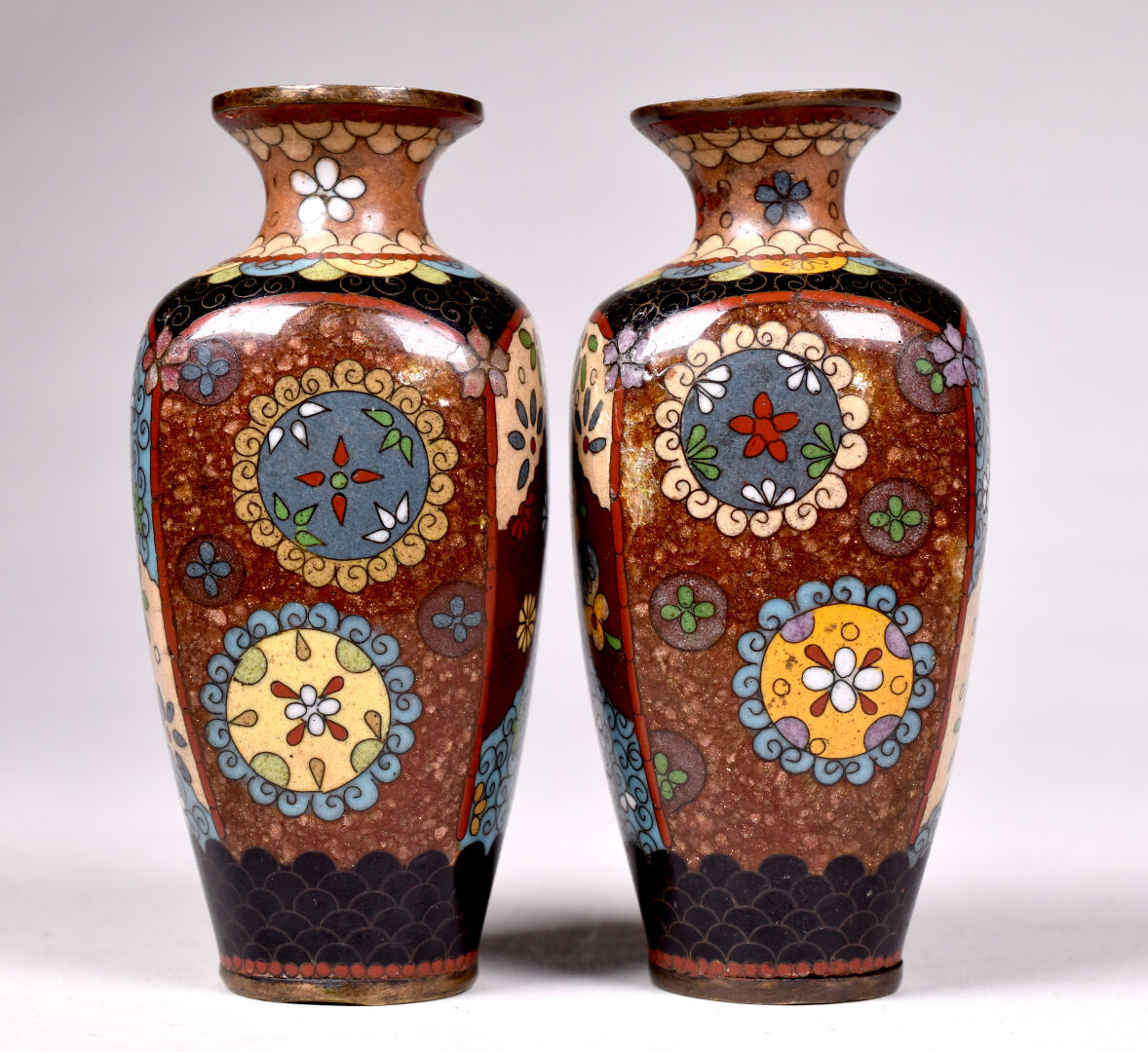 Paire de petits vases balustre à décor en émaux cloisonnés de fleurs en ...