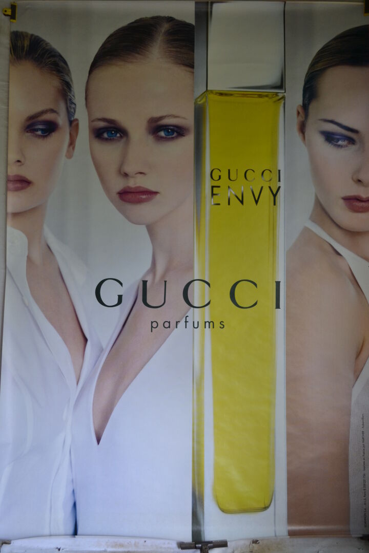 PARFUM. Ensemble de 5 affiches de parfum soit 2 CHANEL n°5 (Andy WHAROL) dont une légèrement ...