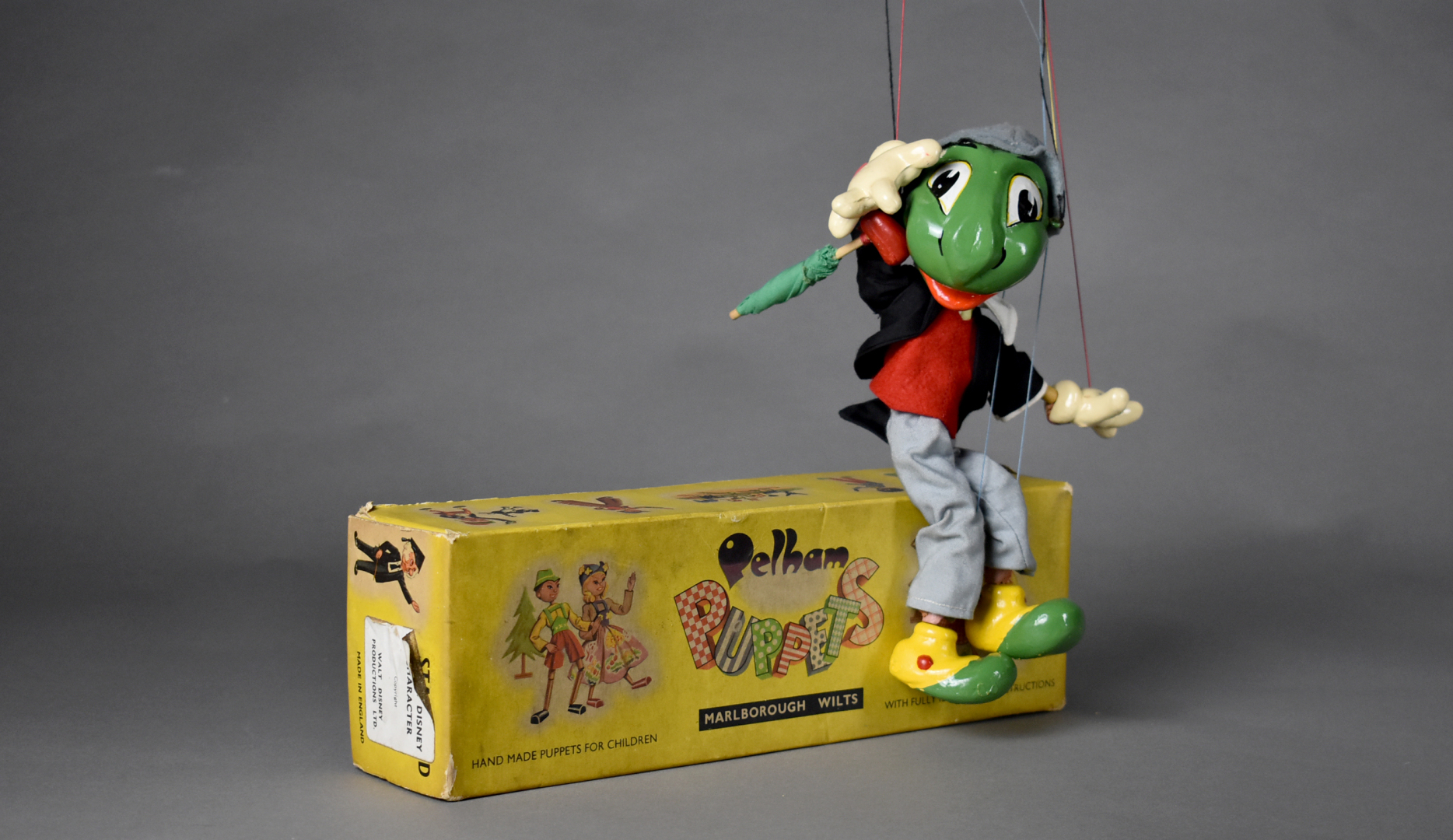 PELHAM PUPPET. Marionnette en bois peint et tissu Jiminy Cricket. Vers ...