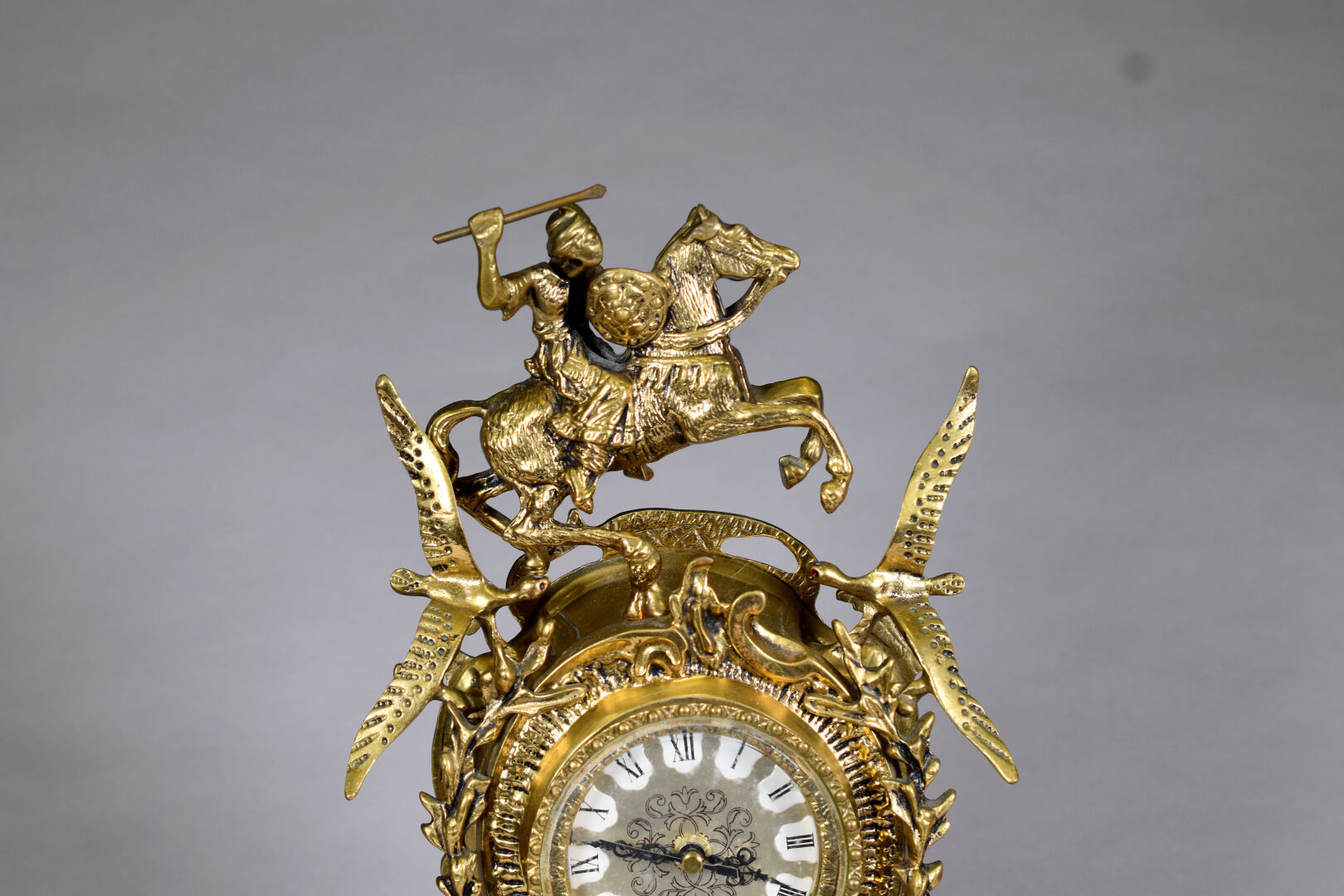 Pendule en bronze à décor d'un cavalier tenant une lance. Cadran ...