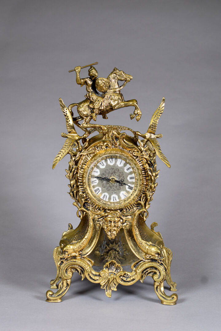 Pendule en bronze à décor d'un cavalier tenant une lance. Cadran ...