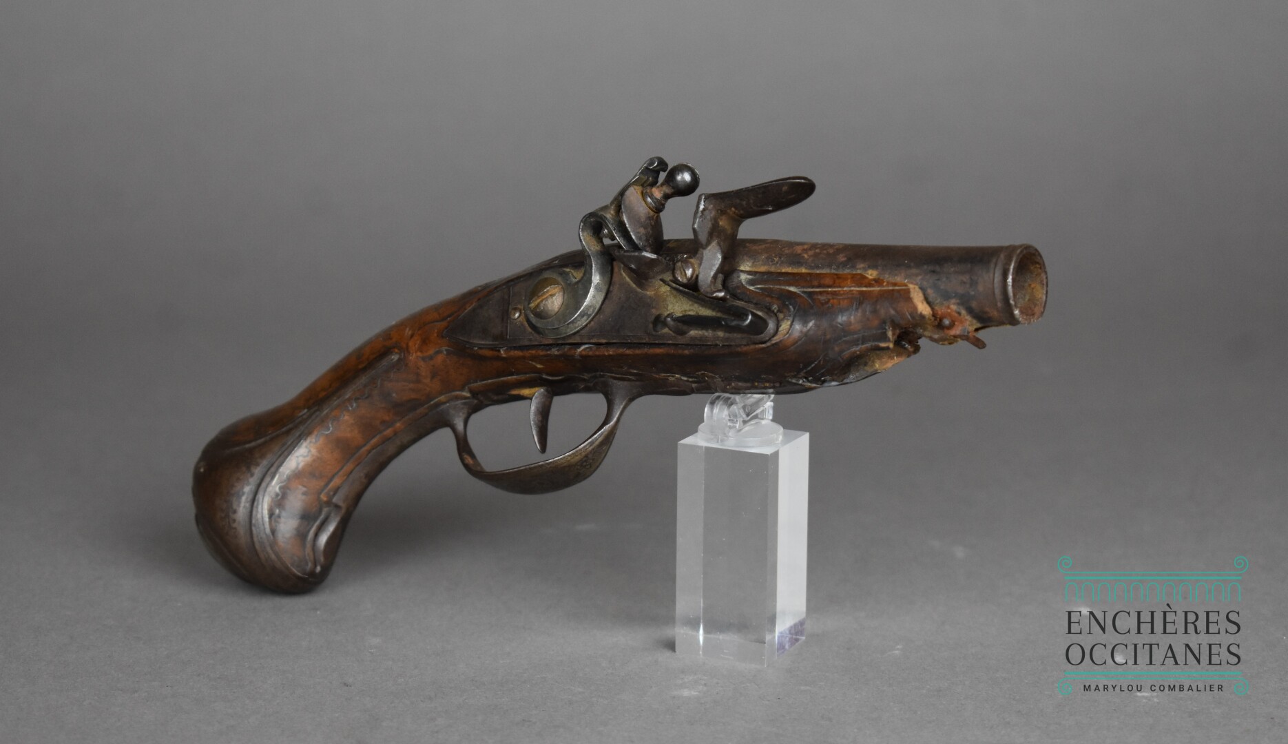 Pistolet de gousset Époque Louis XV. Arme montée fer, monture en noyer ...