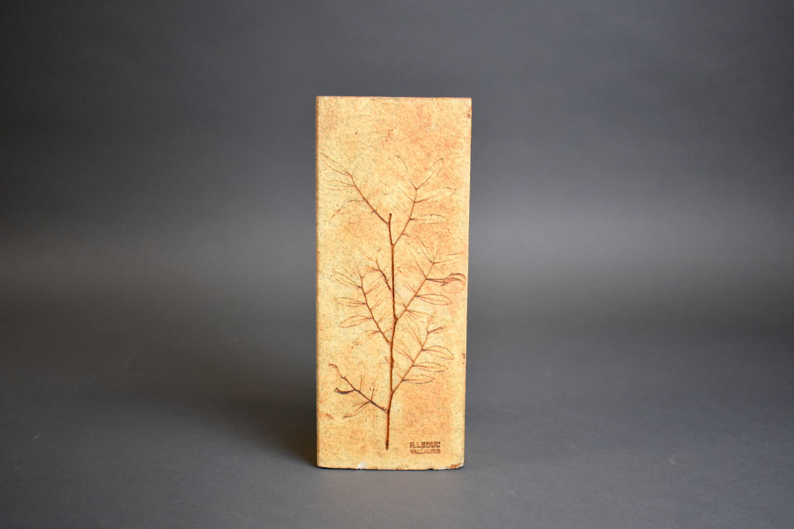 Raymonde LEDUC (Née en 1929) à VALLAURIS. Vase de section carrée en ...