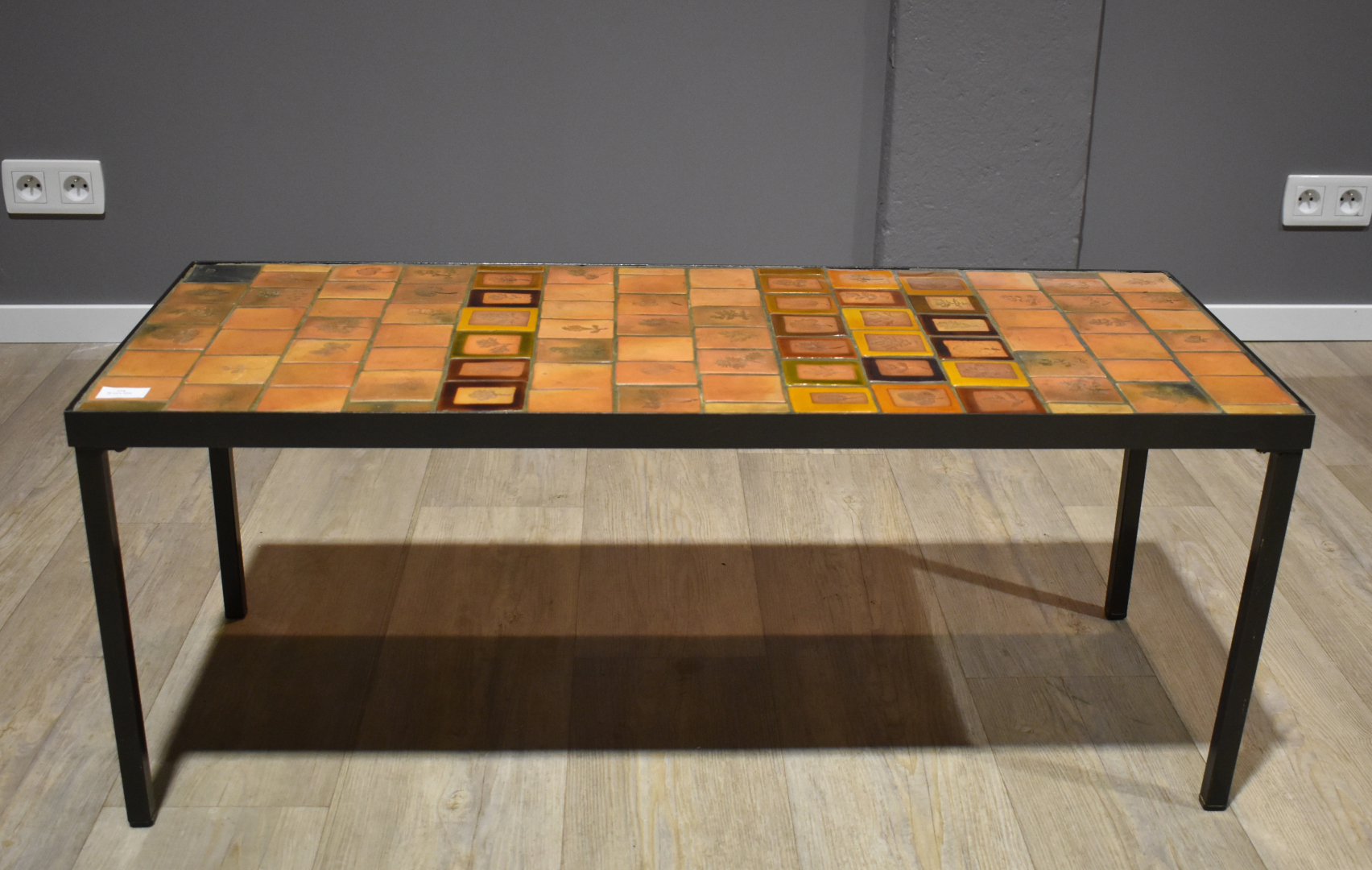 Roger CAPRON (1922-2006) Table basse à plateau rectangulaire à carreaux ...