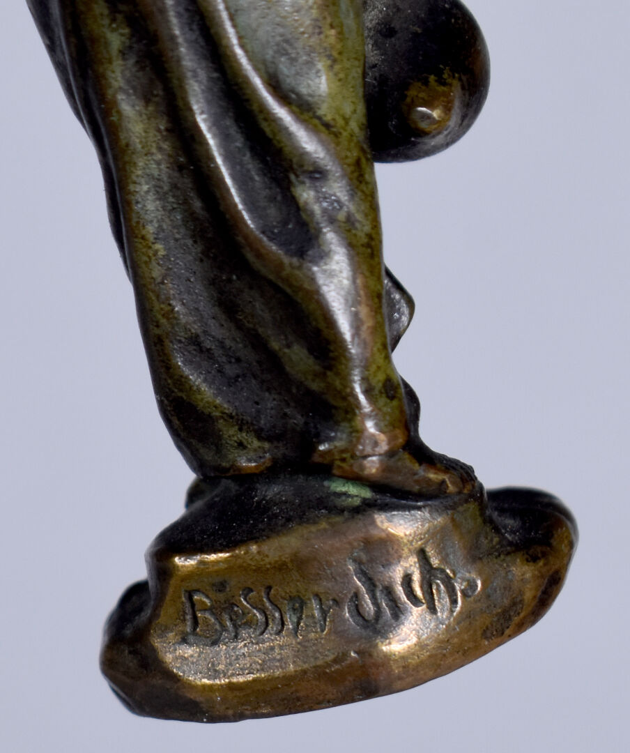 Ruffino BESSERDICH (1852-?). Porteuse d'eau. Figure en bronze à patine ...