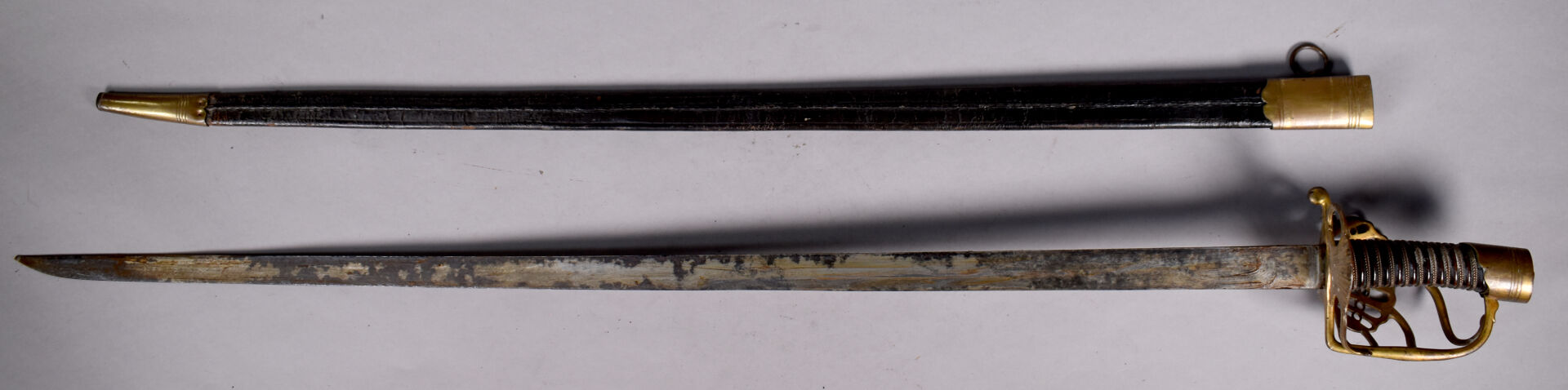 Sabre d'officier de cavalerie à garde de bataille. Longueur totale ...