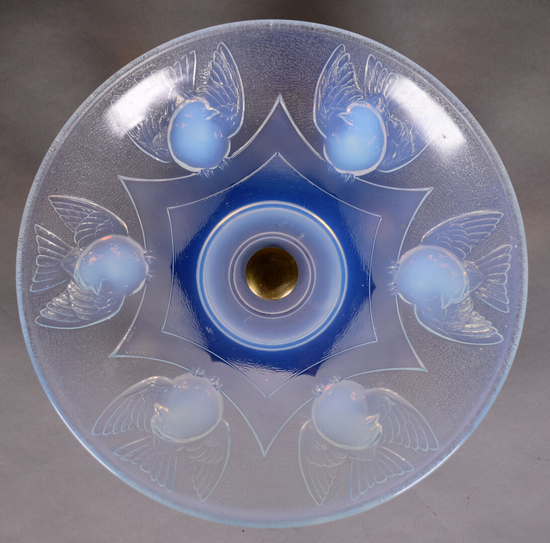 EZAN FRANCE. Coupe sur pied en verre pressé moulé opalescent à décor de ...