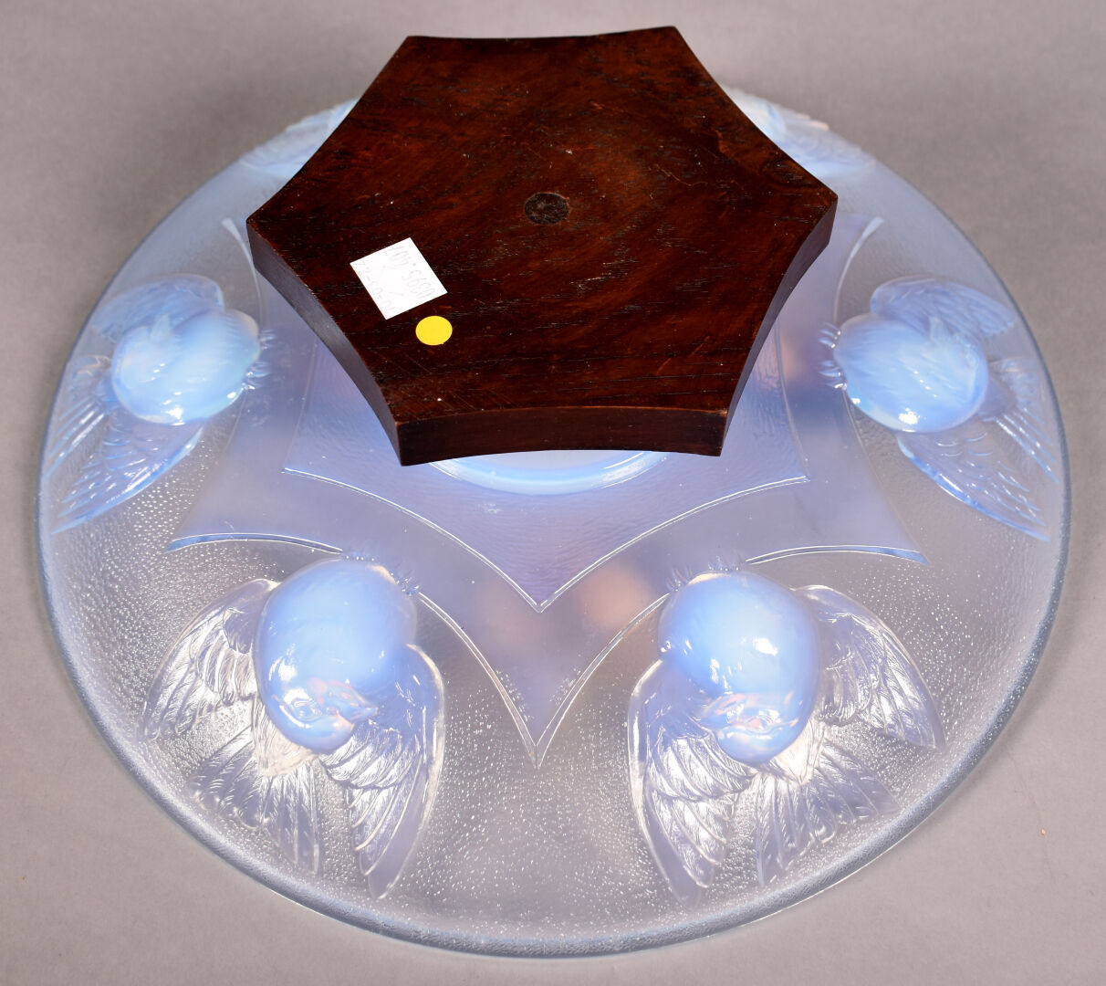 EZAN FRANCE. Coupe sur pied en verre pressé moulé opalescent à décor de ...