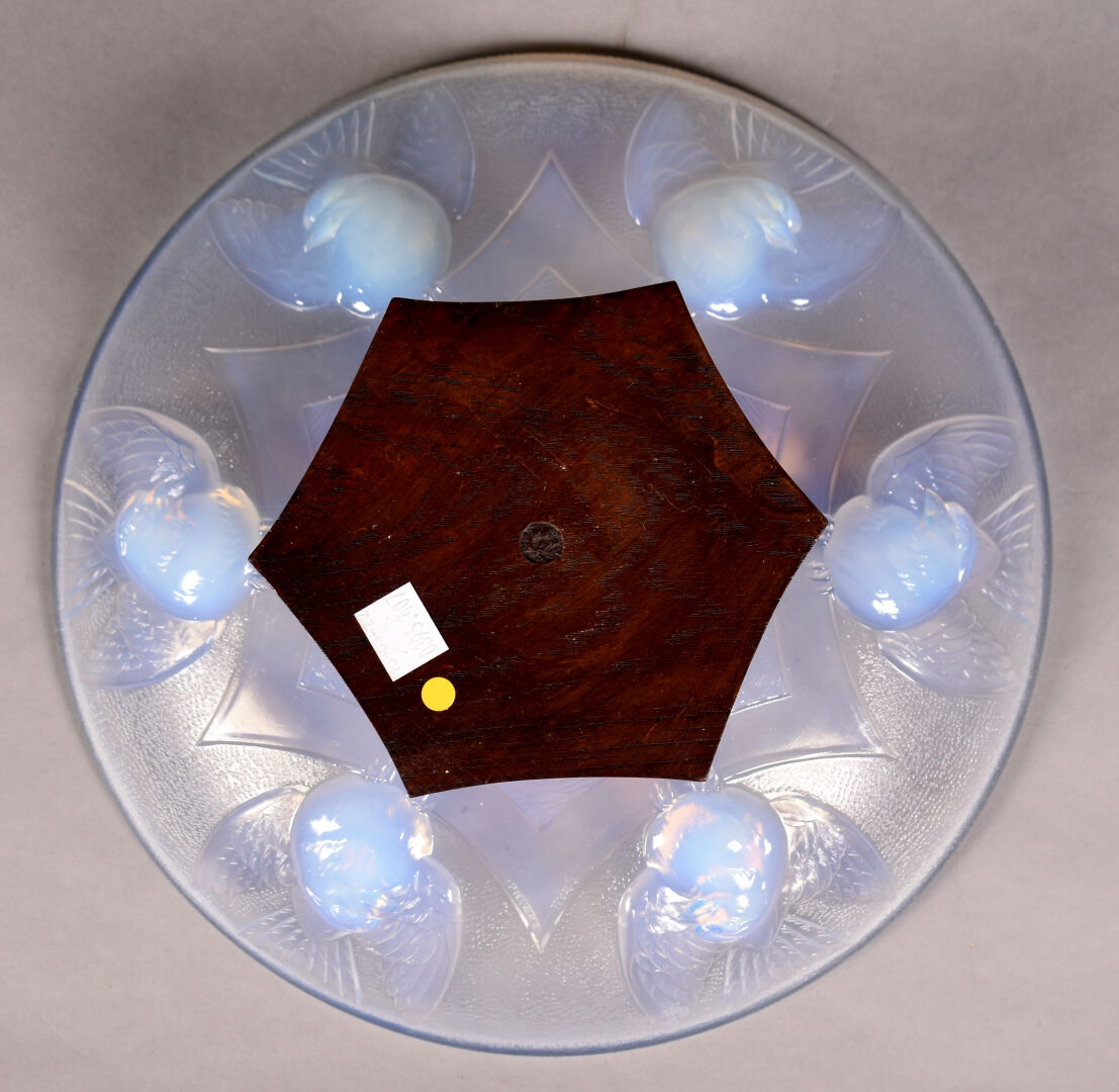 EZAN FRANCE. Coupe sur pied en verre pressé moulé opalescent à décor de ...