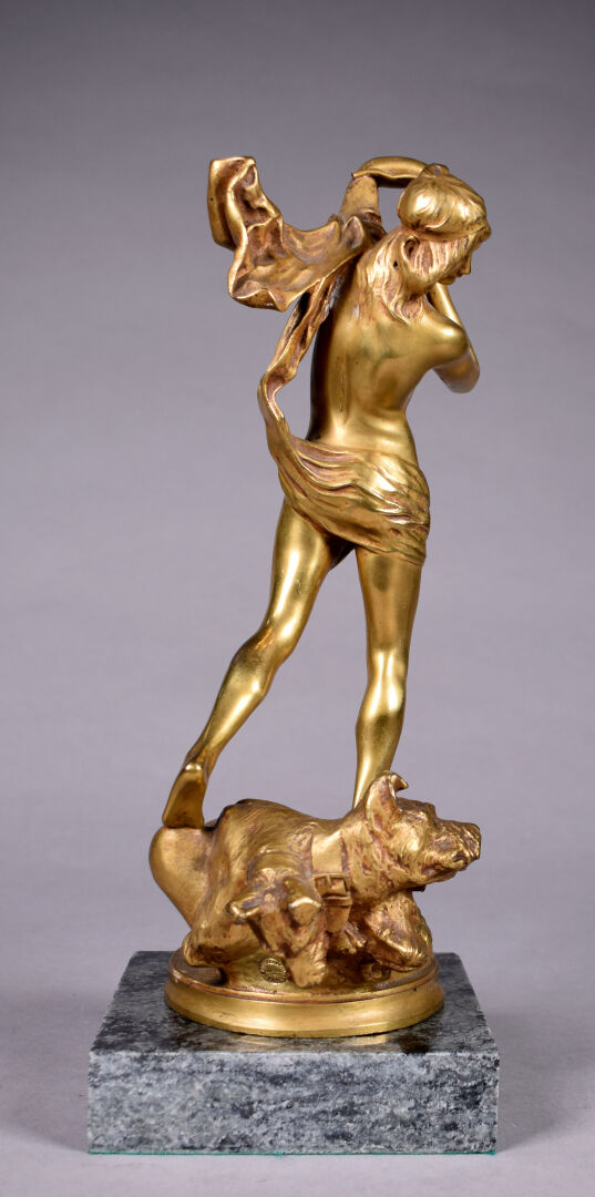 Henri PEINTE (1845-1912).Bronze à patine or figurant Orphée endormant ...