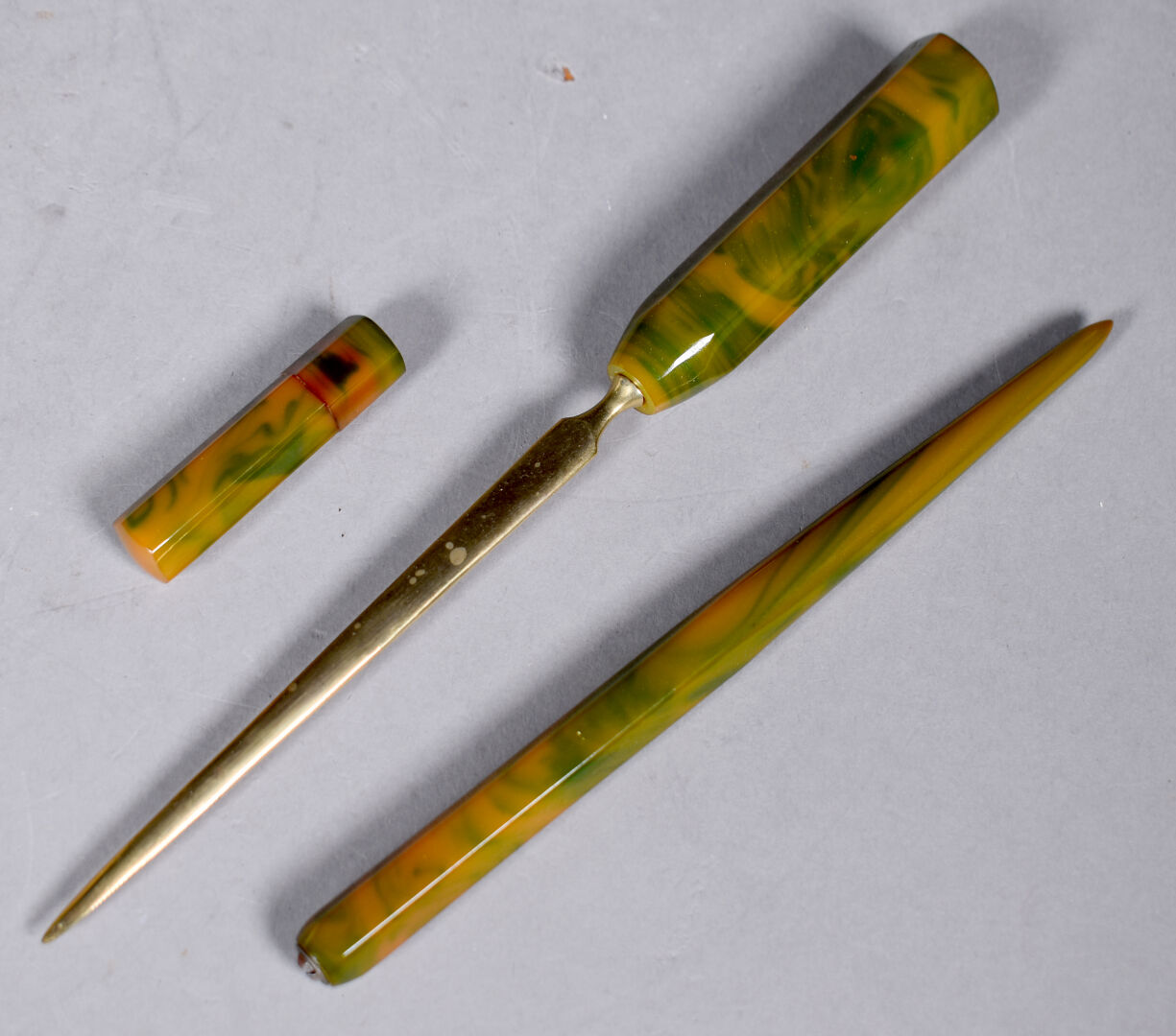 Nécessaire de bureau en bakélite comprenant 1 coupe papier, 1 porte plume, 1 coupe papier, 1 ...